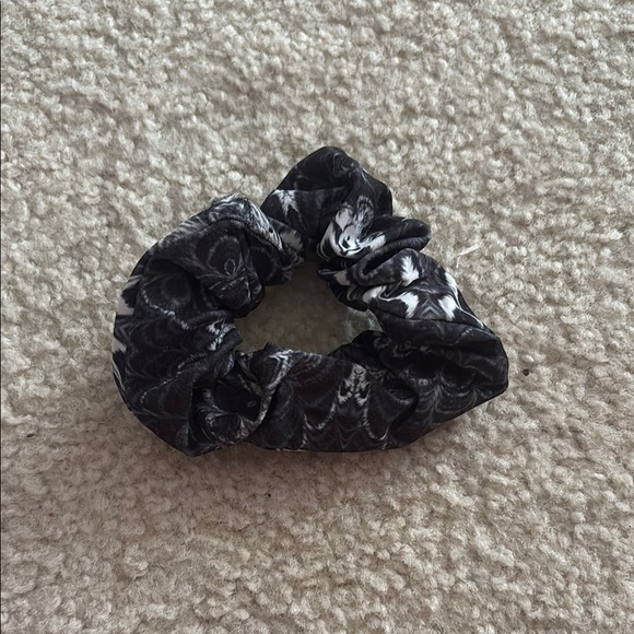 Jolyn Clothing | Accessories | Black And White Patterned Scrunchie | Poshmark